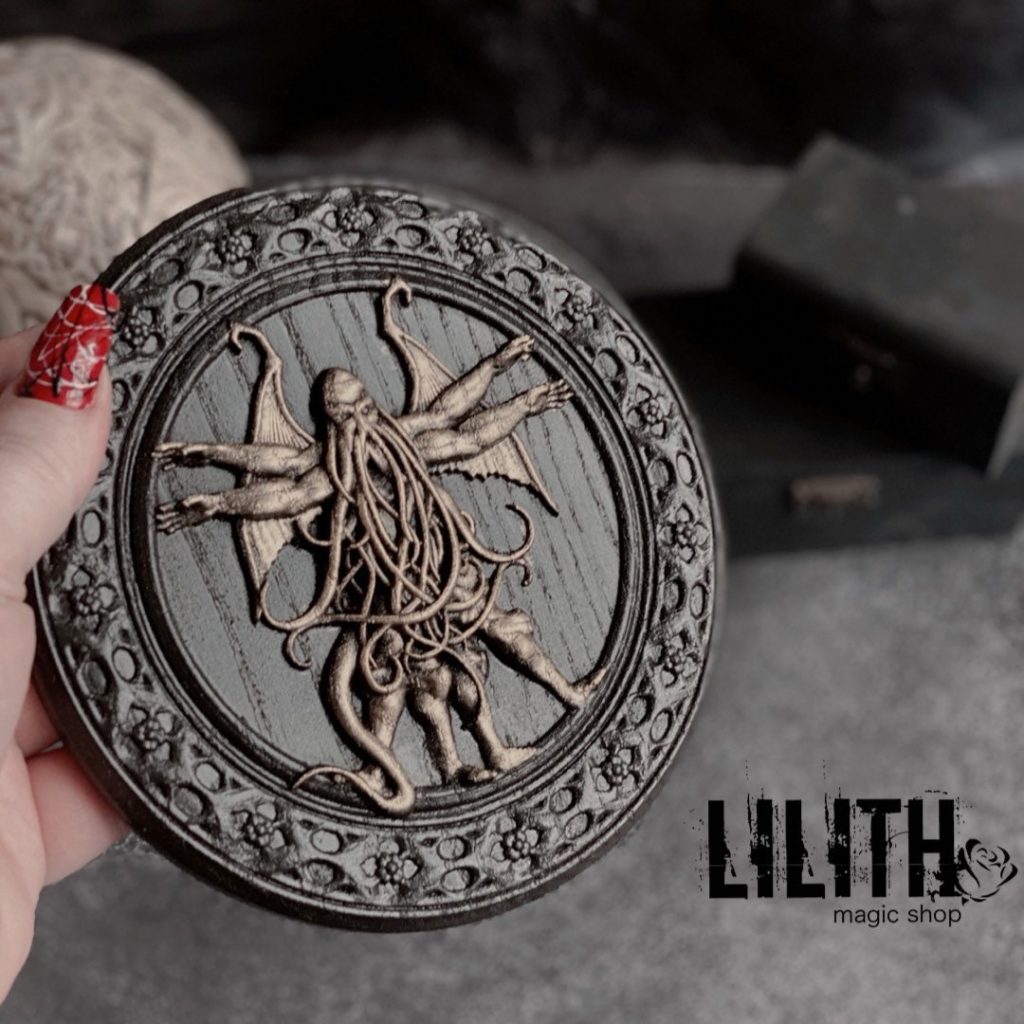 Cthulhu Wooden Ash Tree Altar Pentacle - Lilith Magic Candles