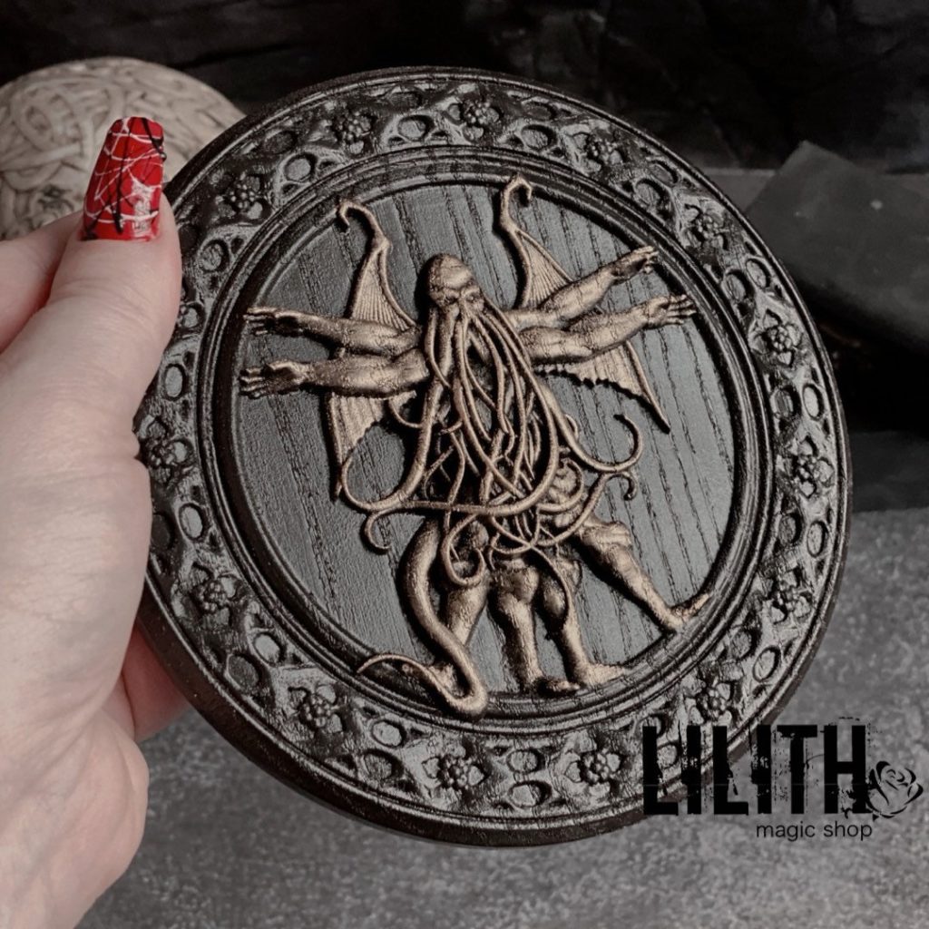 Cthulhu Wooden Ash Tree Altar Pentacle - Lilith Magic Candles